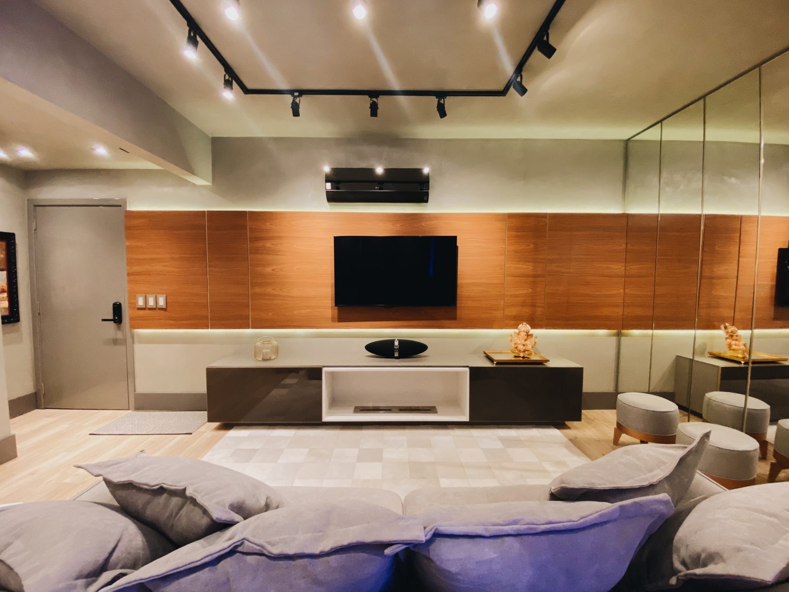 Painéis para Sala de TV: como planejar painéis para o seu espaço ...