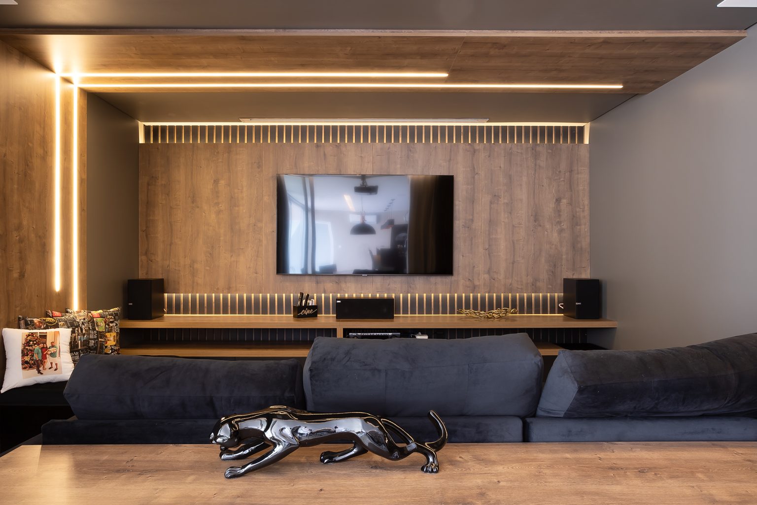 Painéis para Sala de TV: como planejar painéis para o seu espaço ...