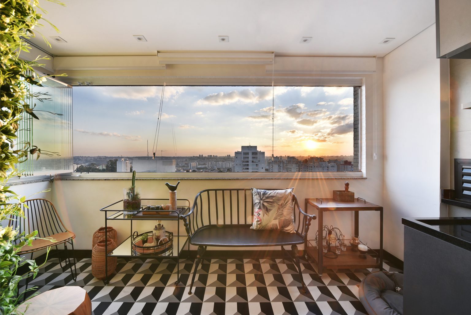 Cortina de vidro para varanda: saiba como escolher a melhor opção