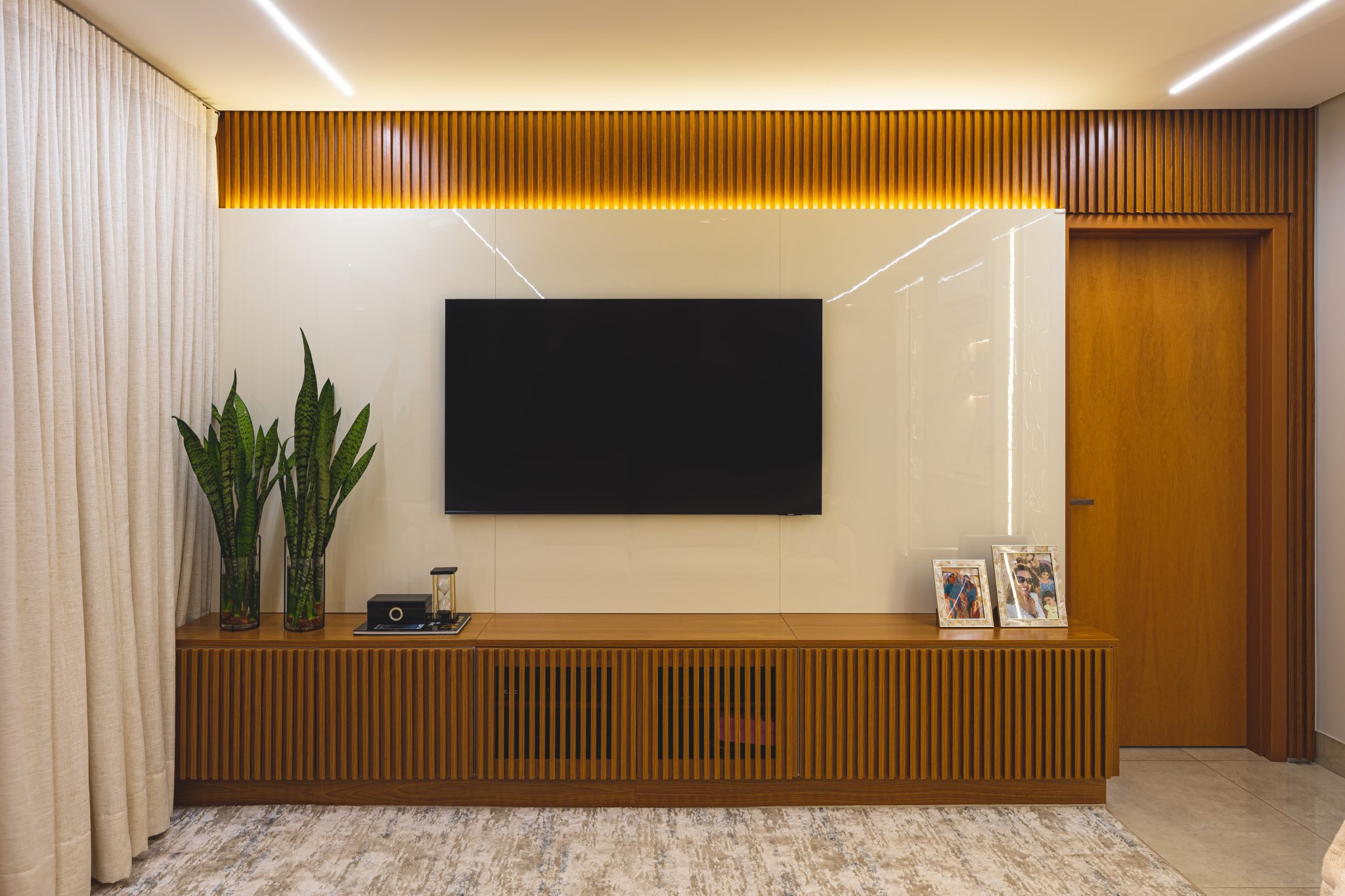 Painéis para Sala de TV: como planejar painéis para o seu espaço ...